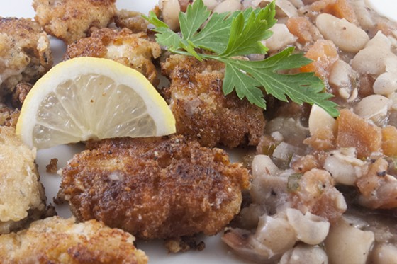 Paniertes Kalbshirn mit Weiße-Bohnen-Tomaten-Gemüse - Nudelheissundhos